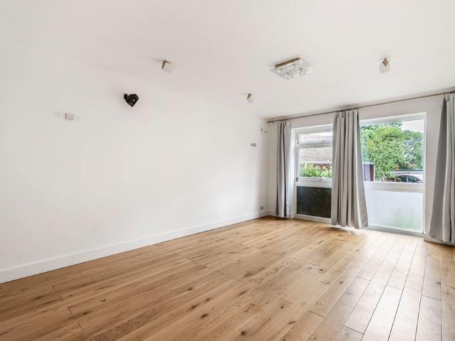 2 Bed Flat, Messenger Court, SW15