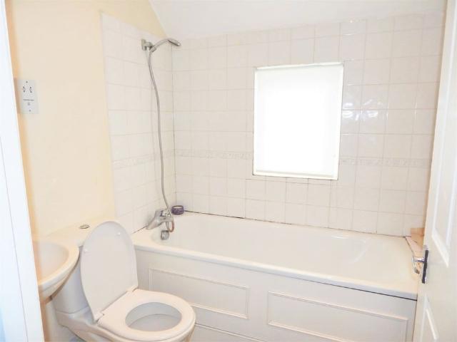 2 Bed Flat, Merton Road, SW19