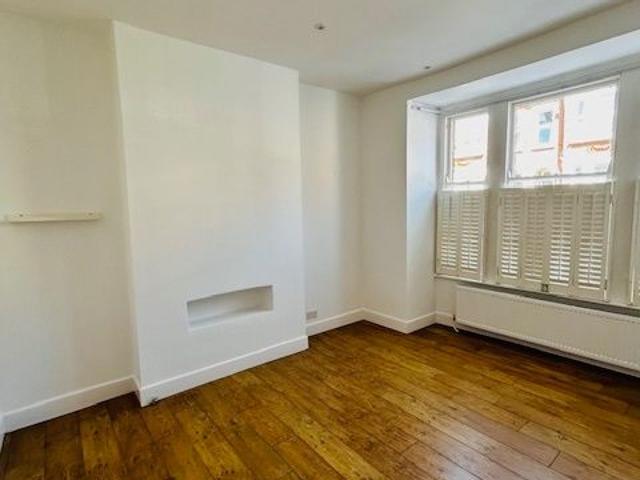 2 Bed Flat, Moorcroft Road, SW16