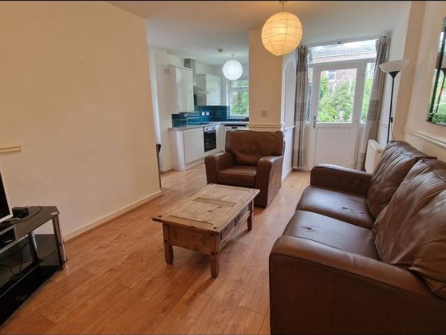 2 Bed Flat, Newsham Drive, L6