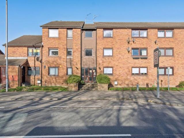 2 bed flat next to the westend with private parkin