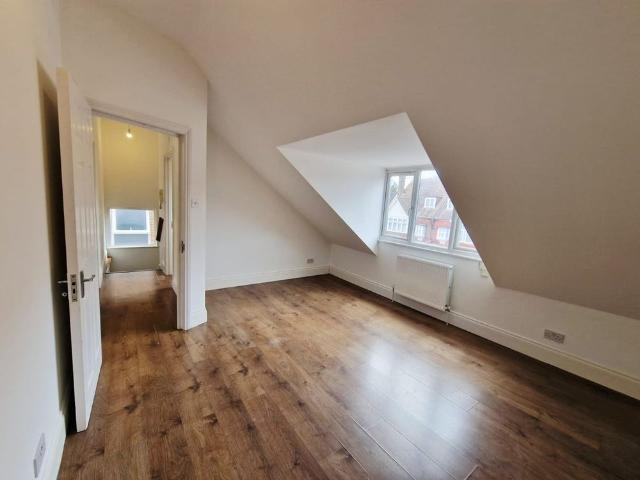 2 Bed Flat, Norbury Crescent, SW16
