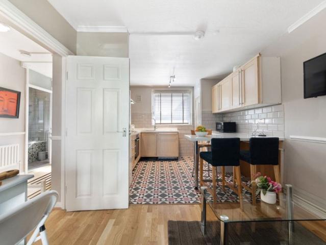 2 Bed flat nr Shoreditch park