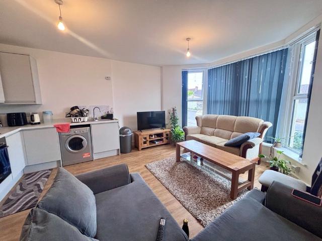 2 Bed Flat, Overnhill Road, BS16