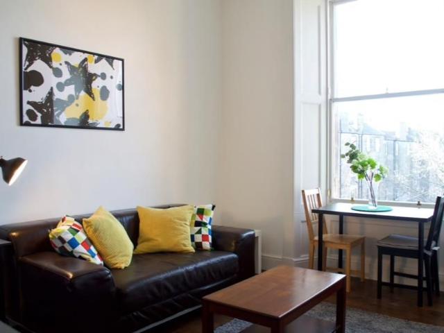 2 Bed Flat, Oxford Street, EH8