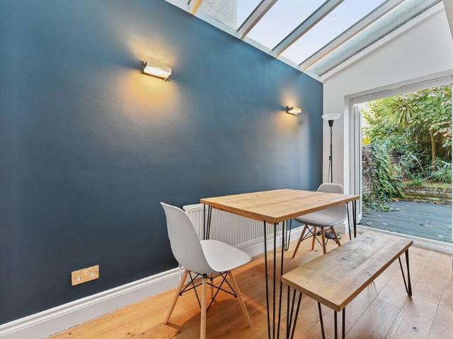 2 Bed Flat, Oaklands Grove, W12