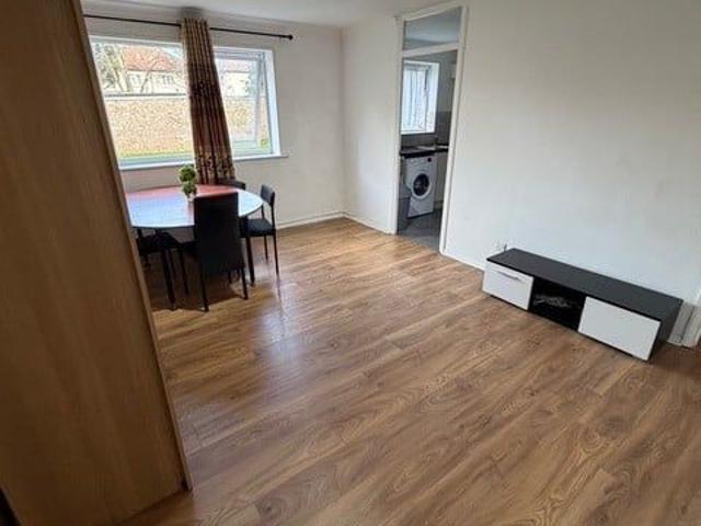 2 Bed Flat, Old Park Mews, TW5