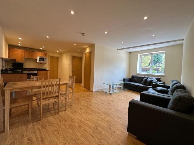 2 Bed Flat, Old Station Way, SW4