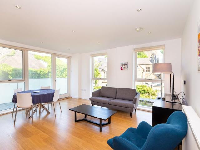 2 Bed Flat, Oldridge Road, SW12