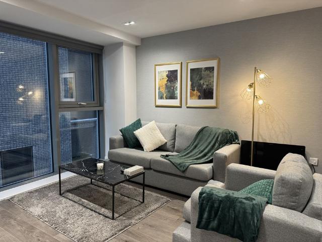 2 Bed Flat, One Park Lane, L1