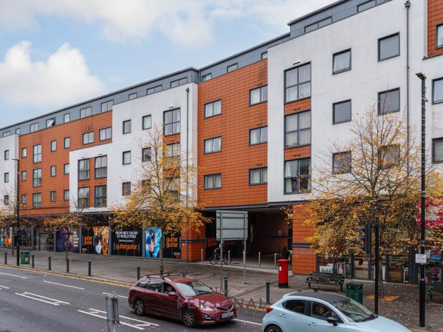 2 bed flat available