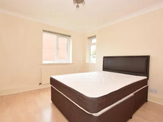 2 Bed Flat available for Prifessionals/Students
