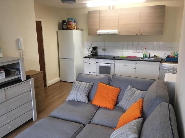 2 Bed Flat, Above Bar Street, SO14