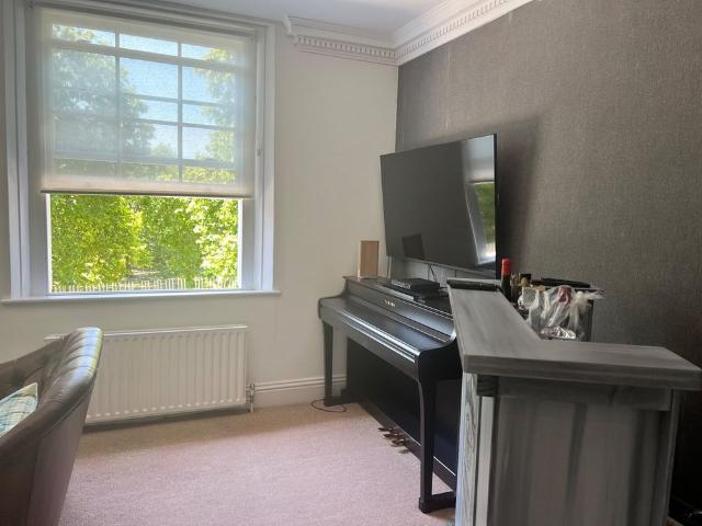 2 Bed Flat, Albert Terrace, NW1