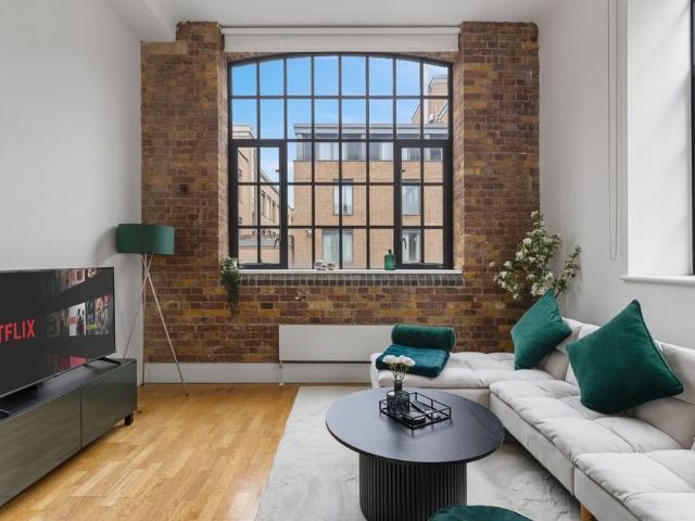 2 Bed Flat, Albion Buildings, N1