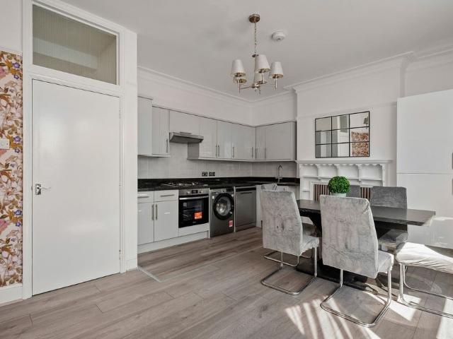 2 Bed Flat, Aldermans Hill, N13