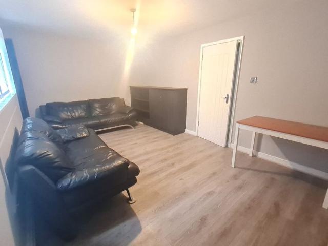 2 Bed Flat, Alexandra Road, TW3
