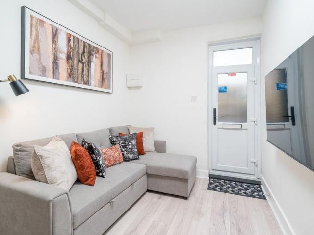 2 Bed Flat, Alkham Road, N16