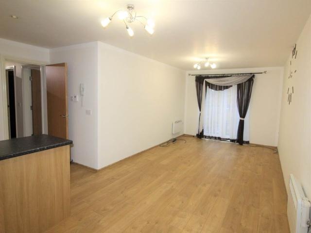 2 Bed Flat, Ash Court, LS14