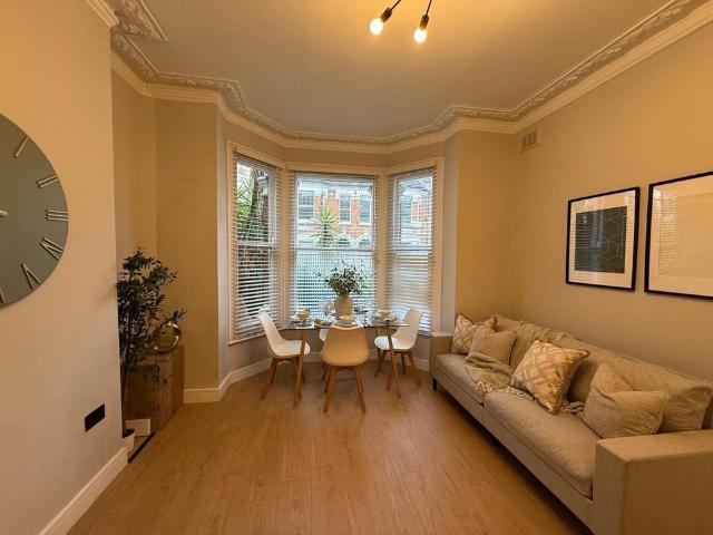 2 Bed Flat, Ashmere Grove, SW2