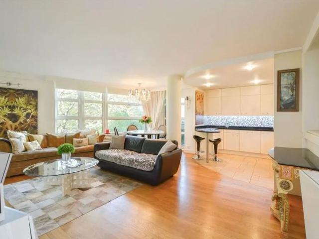 2 Bed Flat, Buckingham Palace Road, SW1W