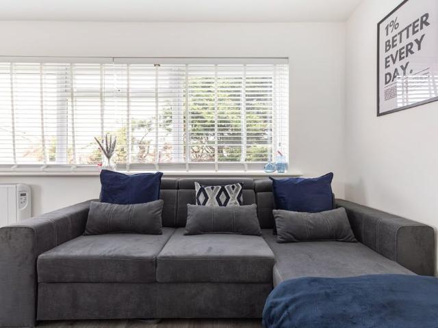 2 Bed Flat, Barnwood Close, RG30