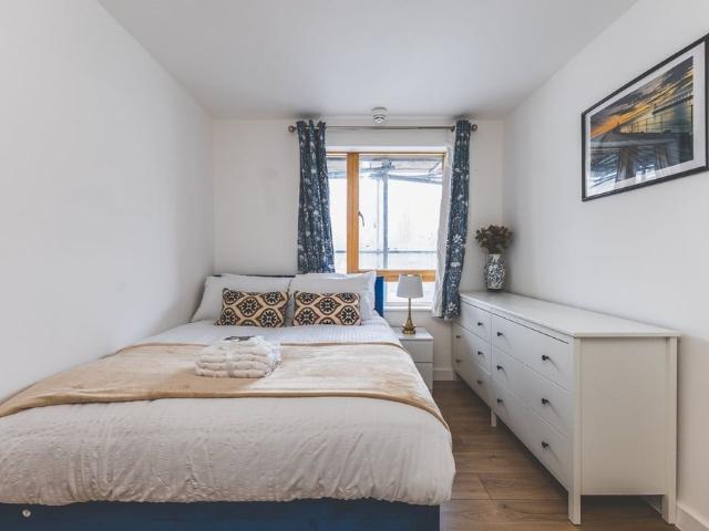 2 Bed Flat, Bartholomew House, W10