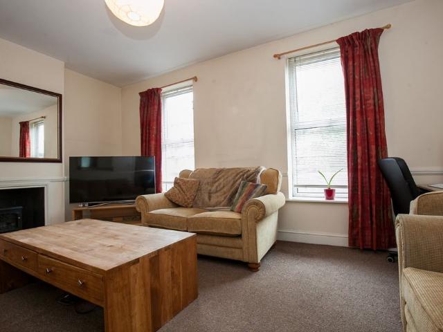 2 Bed Flat, Battersea Bridge Road, SW11