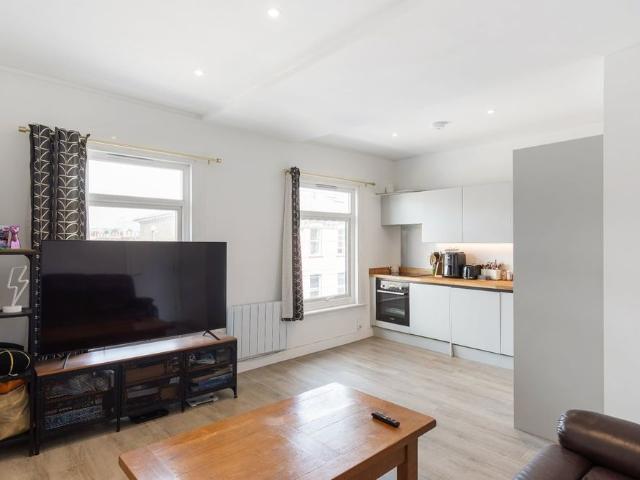 2 Bed Flat, Battersea Park Road, SW11