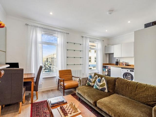 2 Bed Flat, Battersea Park Road, SW11