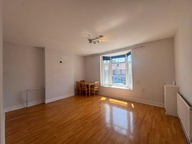 2 Bed Flat, Beehive Lane, IG1