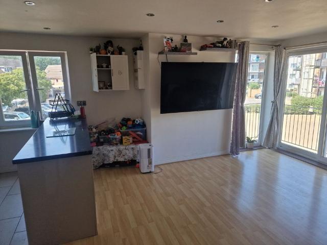 2 Bed Flat, Blackburn Way, TW4