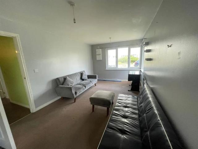 2 Bed Flat, Blackburn Way, TW4