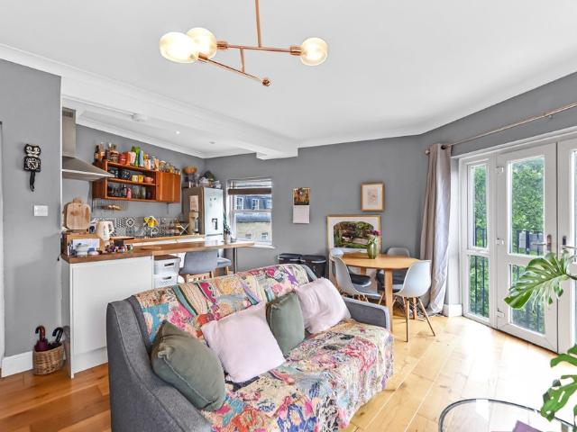 2 Bed Flat, Blenheim Place, E1
