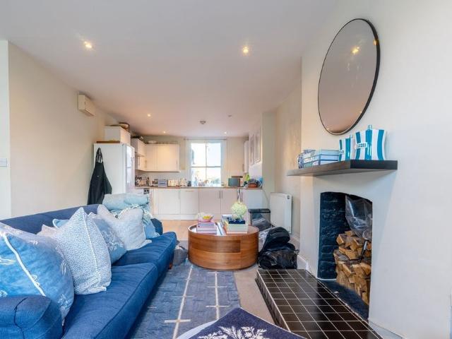2 Bed Flat, Bloom Park Road, SW6
