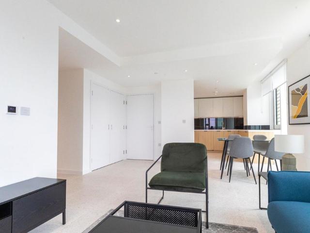 2 Bed Flat, Bouchon Point, E1