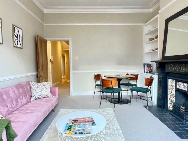 2 Bed Flat, Bramfield Road, SW11