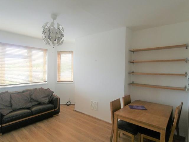 2 Bed Flat, Brathway Road, SW18