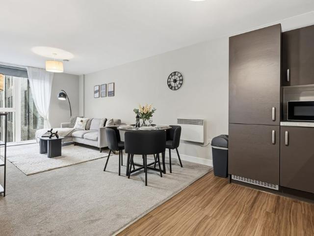 2 Bed Flat, Bridgewater Point, M5
