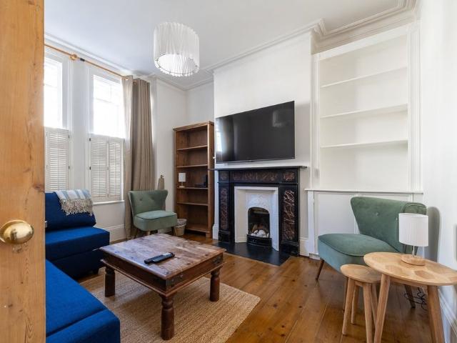 2 Bed Flat, Broughton St, SW8