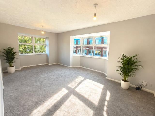2 Bed Flat, Cuthberga Close, IG11