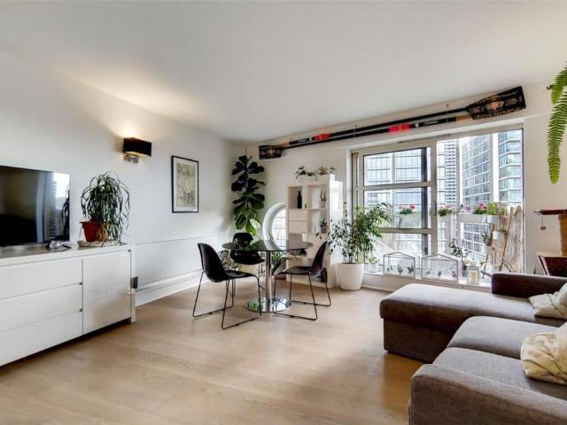 2 Bed Flat, Cascades Tower, E14