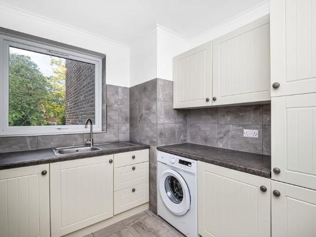 2 Bed Flat, Caroline Court, SE6