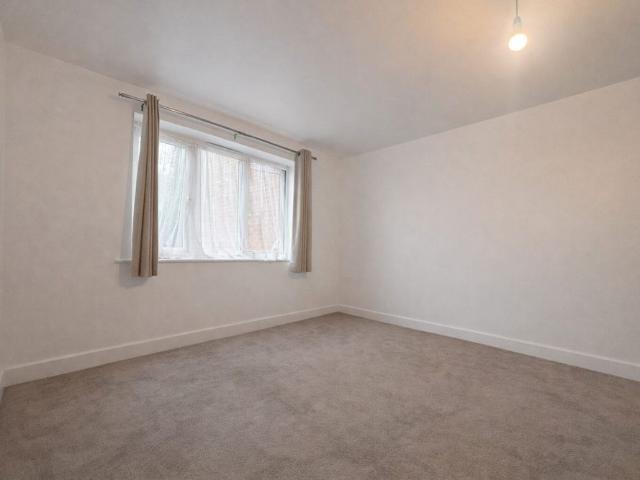 2 Bed Flat, Chairborough Road, High Wycombe, HP12 3UQ
