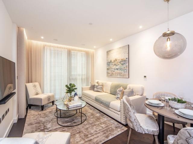 2 Bed Flat, Charles Clowes Walk, SW11