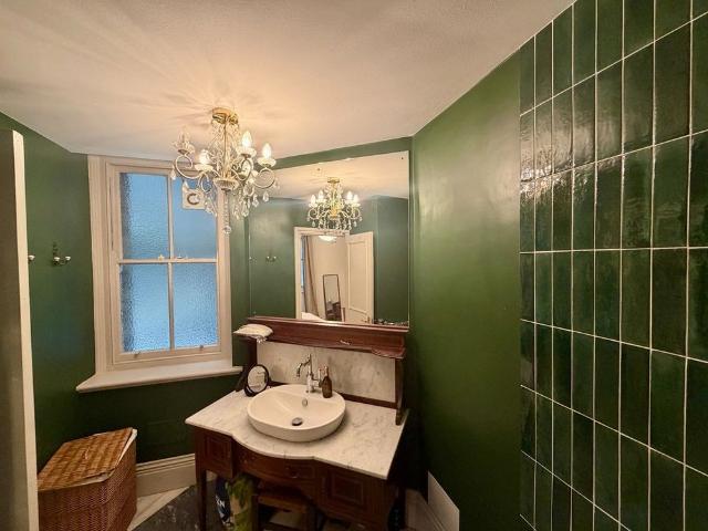 2 Bed Flat, Clarence Gate Gardens, NW1