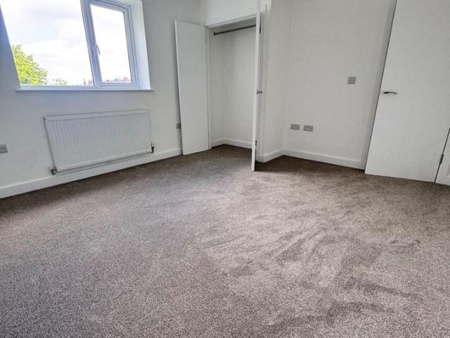 2 Bed Flat, Clough Road, S61