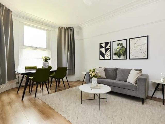 2 Bed Flat, Conyers Road, SW16