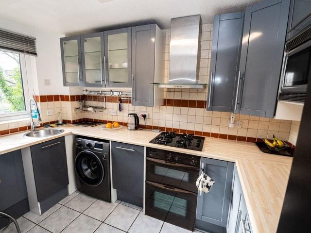 2 Bed Flat, Cornmow Drive, NW10