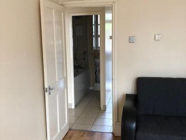 2 Bed Flat, Corbin House, E3